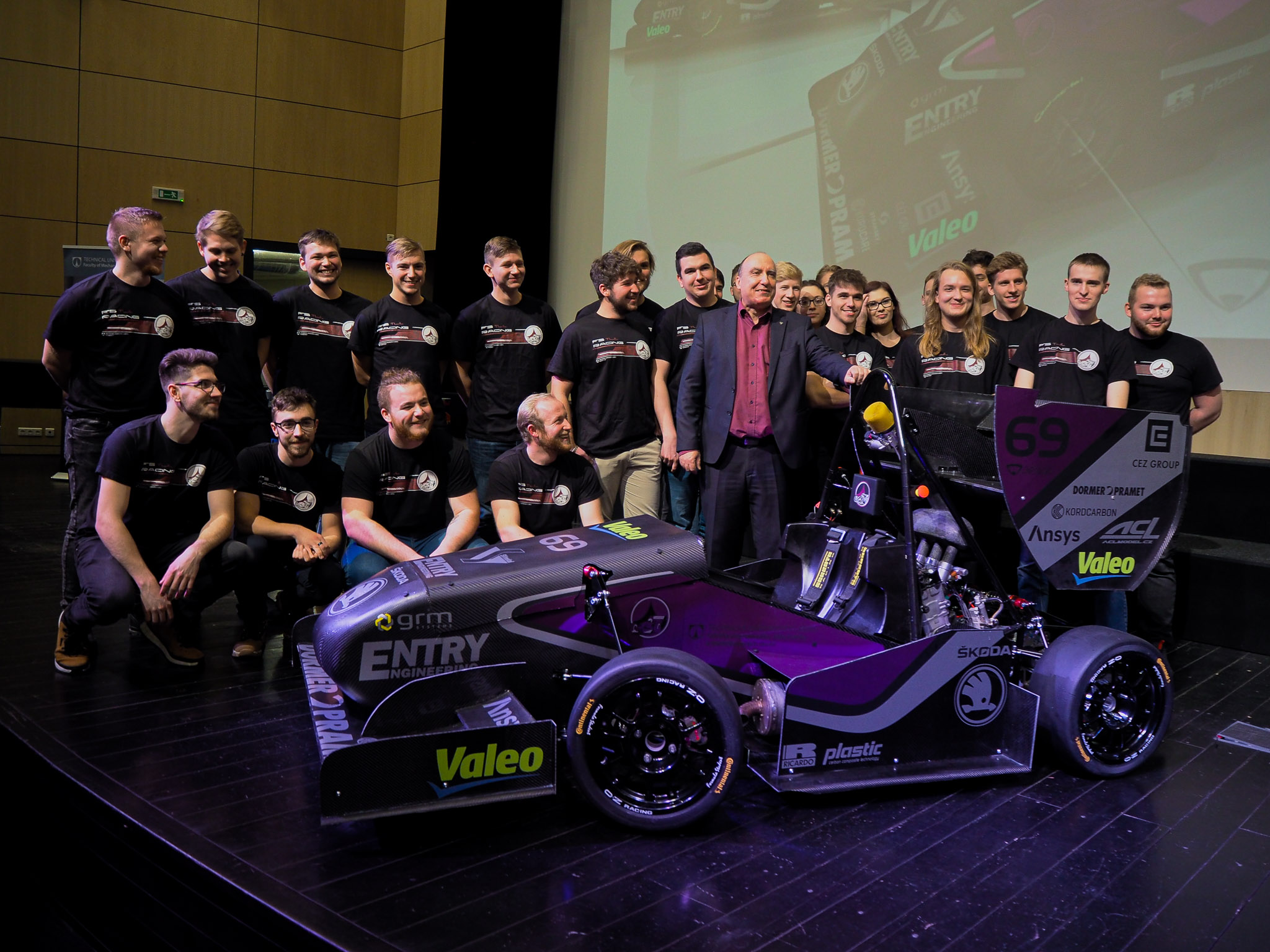 Klárka se ukázala světu. Nová studentská formule už vyhlíží závody | T ...