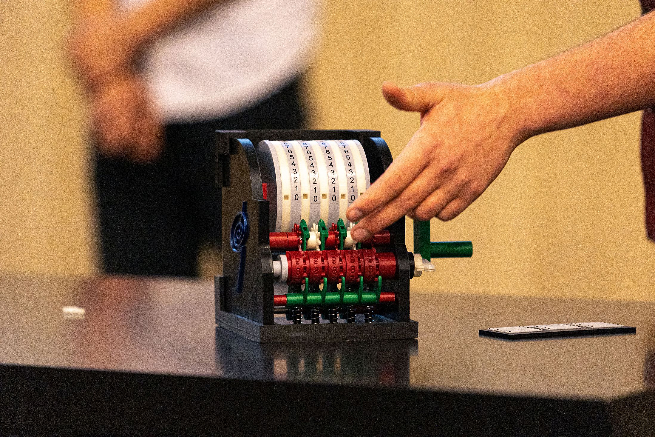 Mechanický kalkulátor, jaderný reaktor a hřídel. Autoři těchto modelů ...