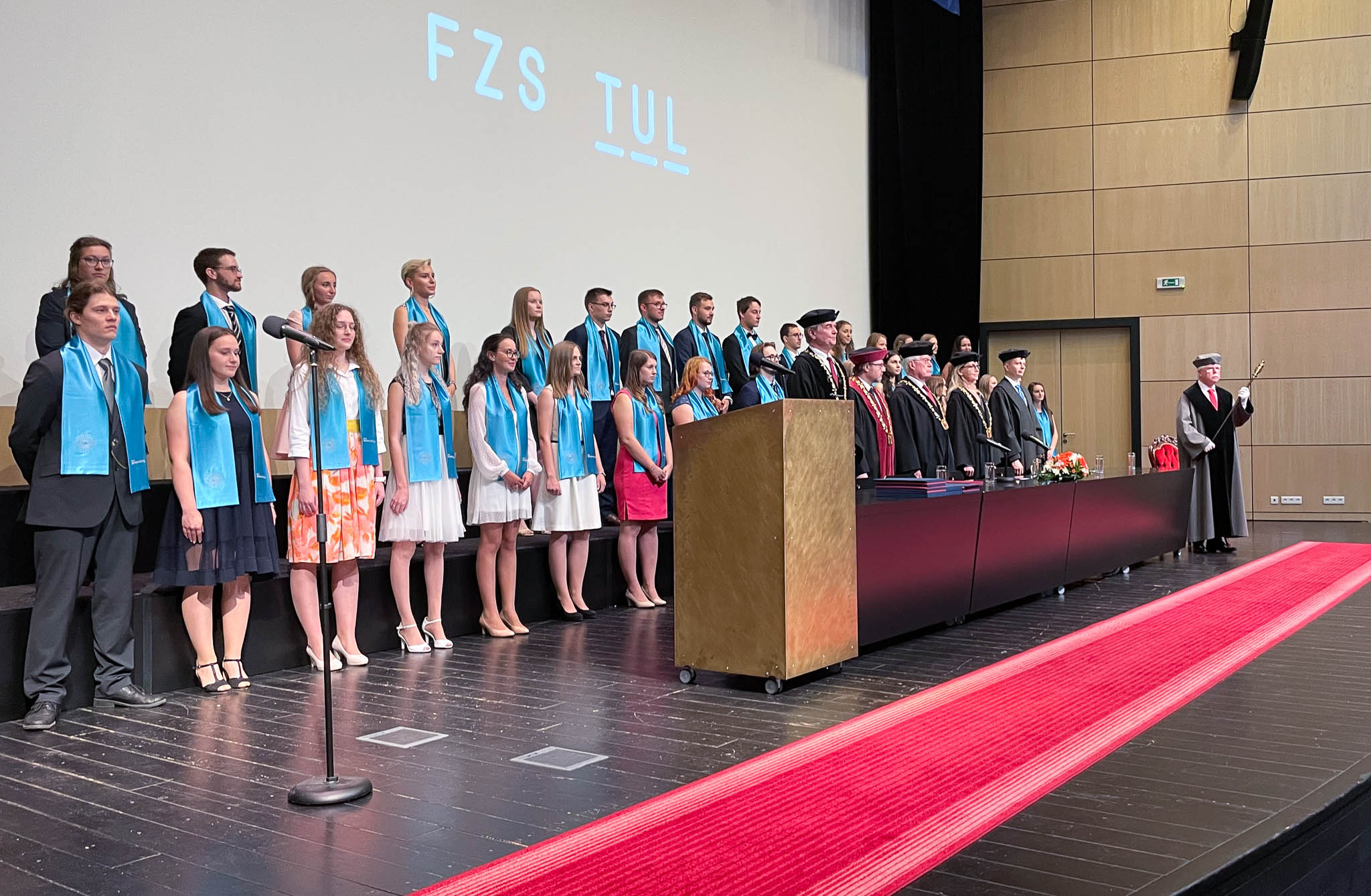 Vstříc novému životu. Fakulty se během slavnostních promocí rozloučily ...