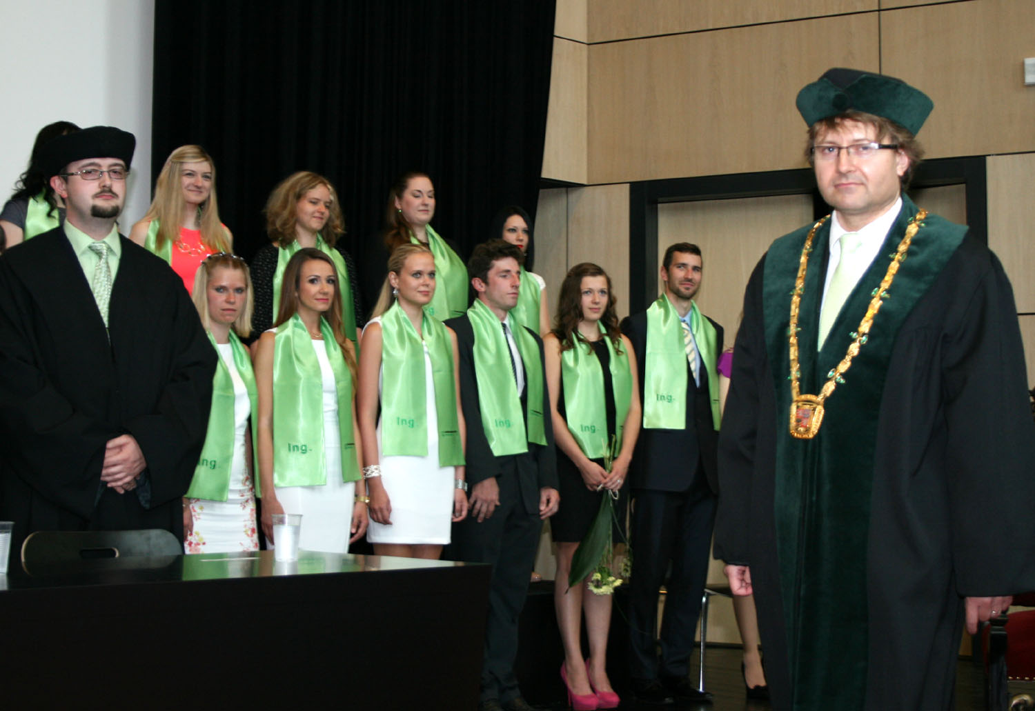 Sliby, poděkování, rady do života - promoce skončily | T-UNI ...