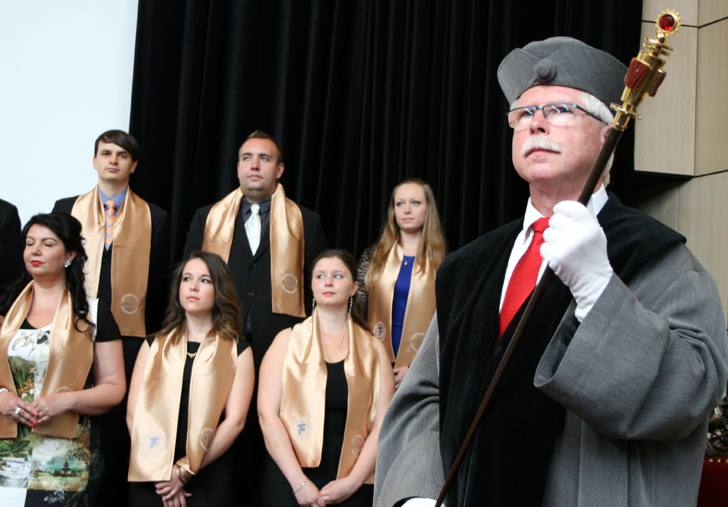 Sliby, poděkování, rady do života - promoce skončily | T-UNI ...